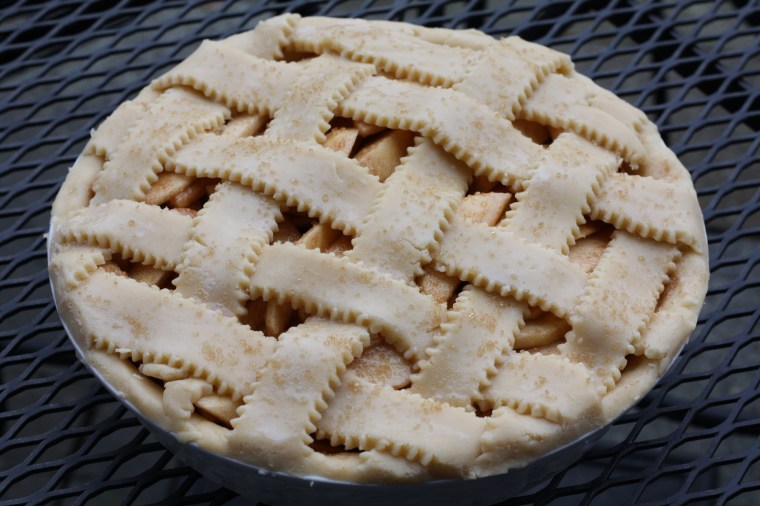 Old-Fashioned Lattice-Top Apple Pie – First Look, Then Cook